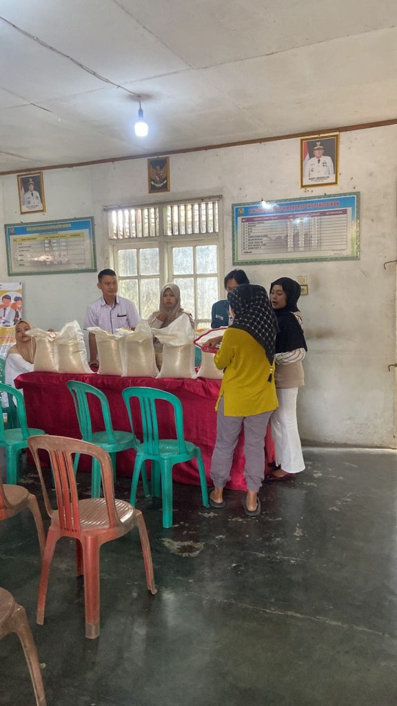 Mahasiswa KKN Bantu Distribusi Barcode dan Kupon Beras untuk Warga ...