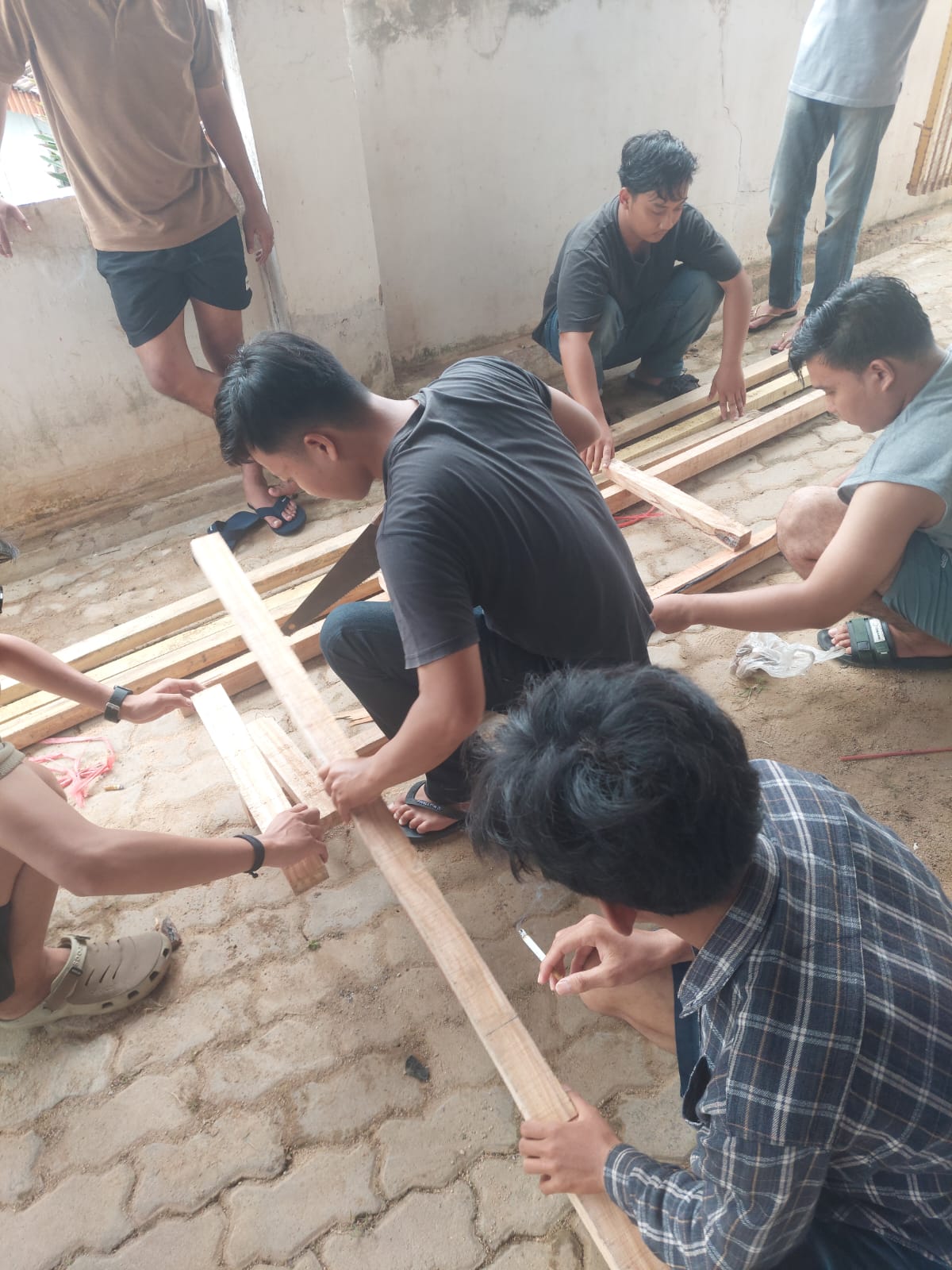 Pembuatan Tangga Kayu Akses Sungai di Kelurahan Gedong Pakuon ...