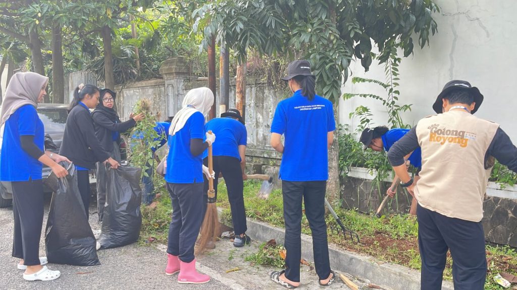 DAY 8: MAHASISWA KKN UNILA MELAKSANAKAN KEGIATKAN AKSI BERSIH ...