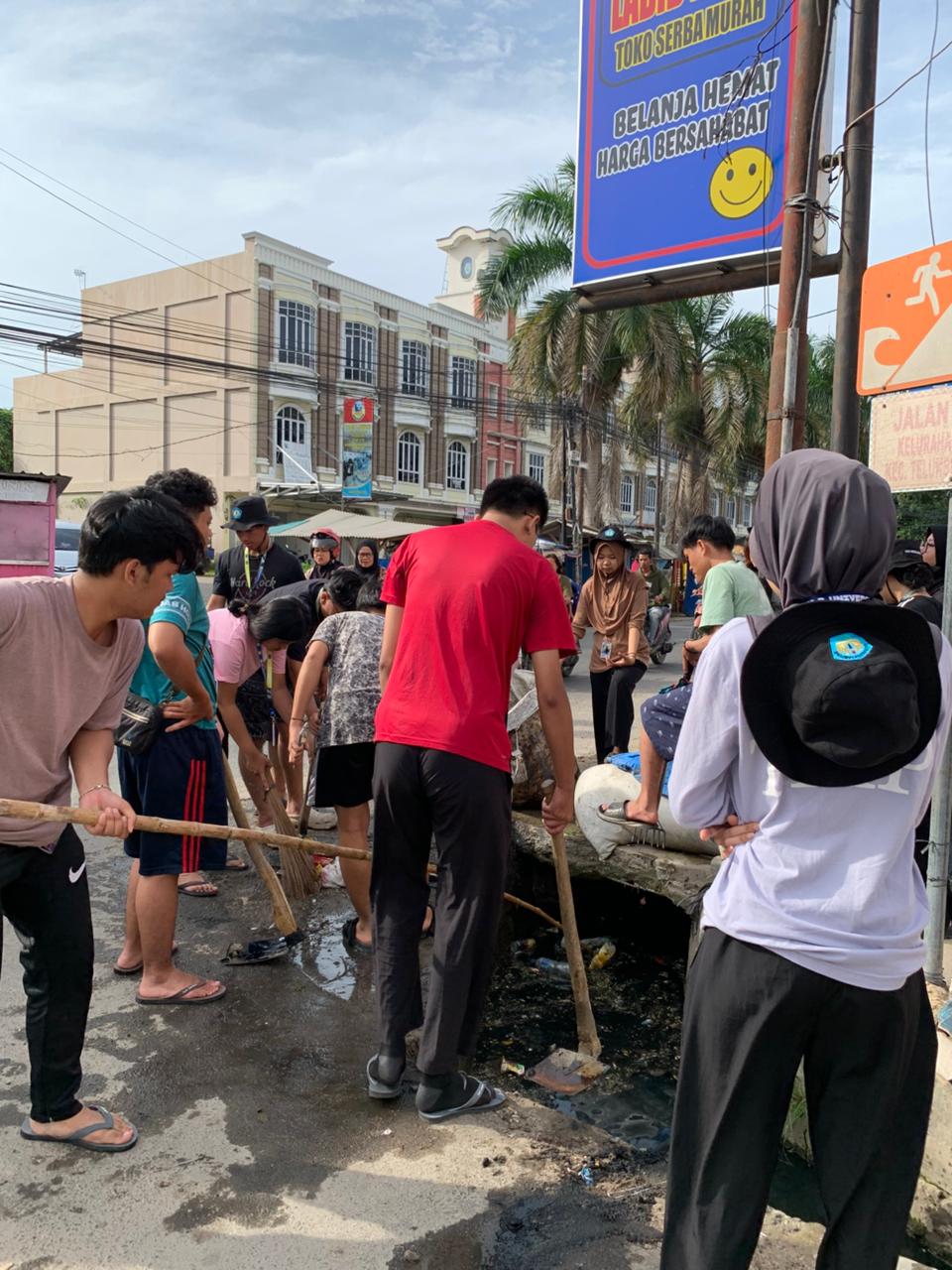 Mitigasi Bencana Sejak Dini: Aksi Gotong Royong KKN UNILA Bersihkan ...