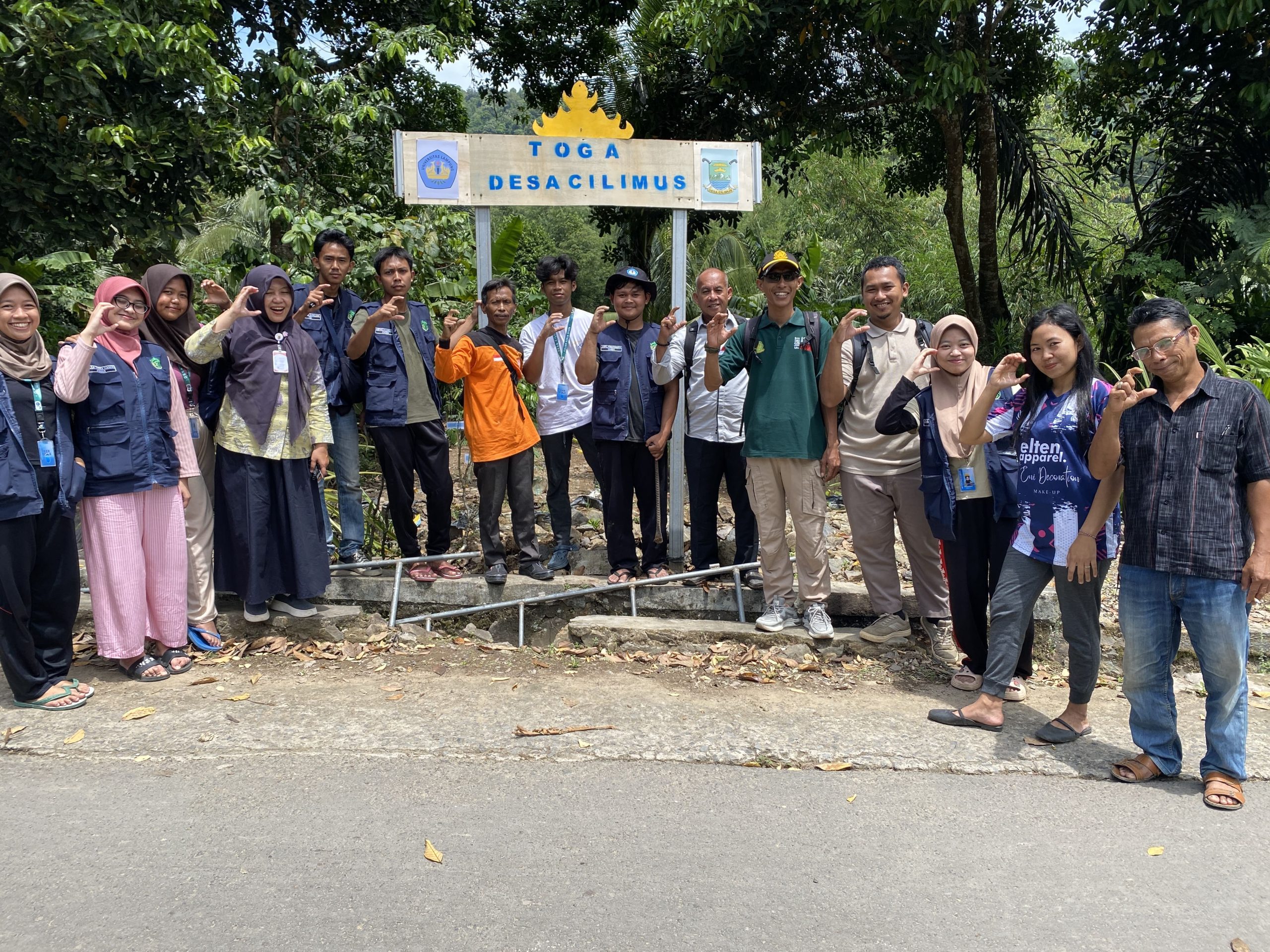 Mahasiswa KKN Universitas Lampung Resmikan Plang TOGA Desa Cilimus dan ...